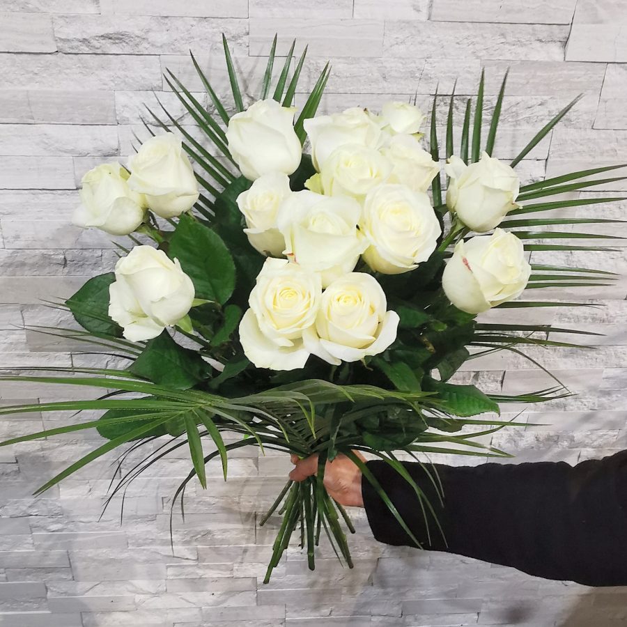 Bouquet de GRANDES roses blanches et FEUILLAGE - Livraison Toulouse ...