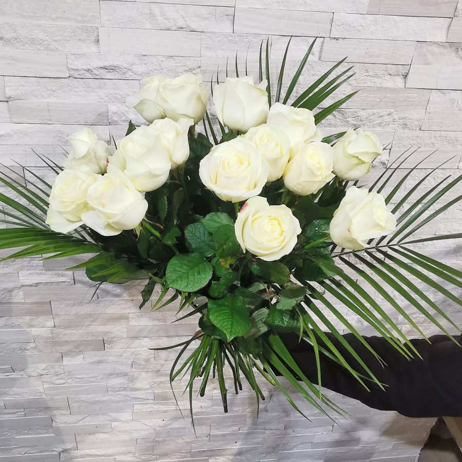 Bouquet de GRANDES roses blanches et FEUILLAGE - Livraison Toulouse ...